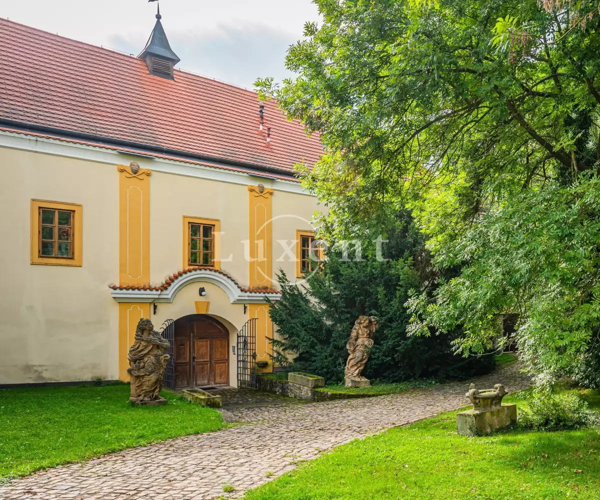 Prodej mimořádného historického objektu, tvrz Třebotov nedaleko Prahy ...